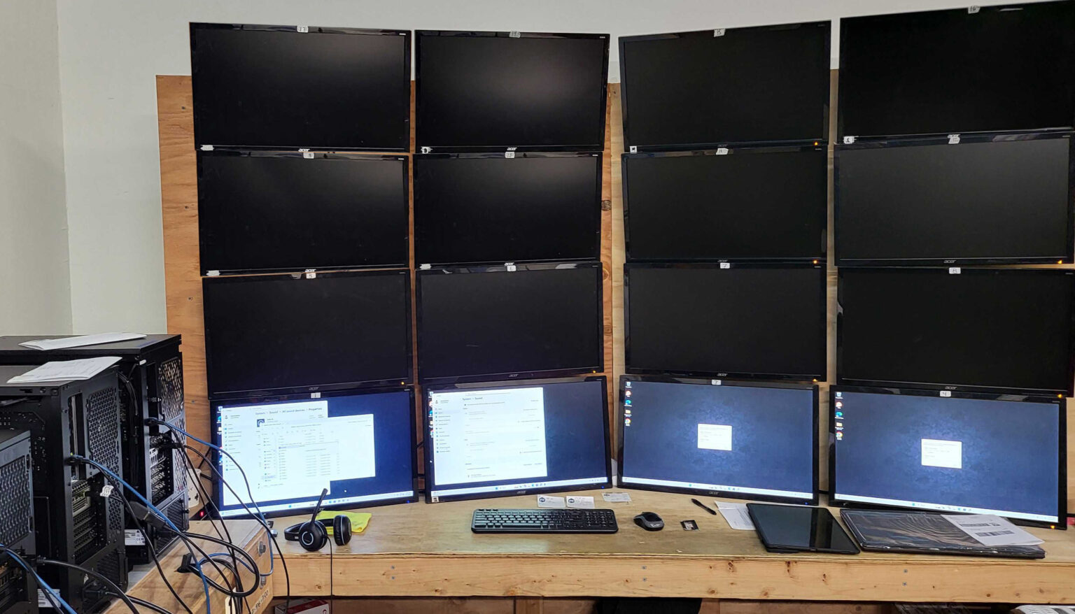 Configuring Multi-Monitor Trading PC Setups (5+ Screens) - Orbital Computers